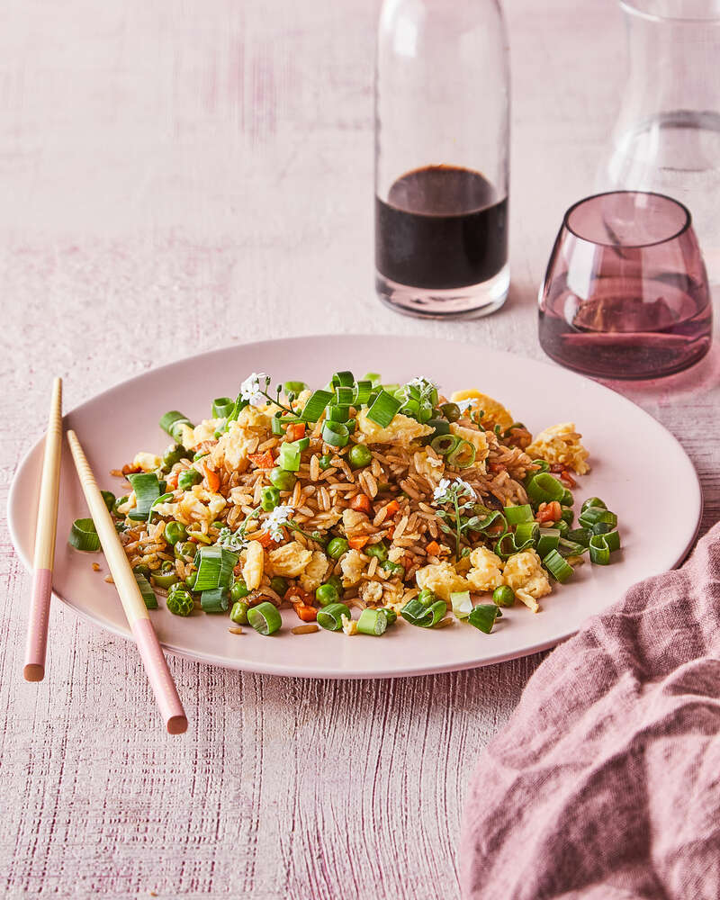 Asiatisk inspireret ret med stegte ris og æg - Sense opskrift