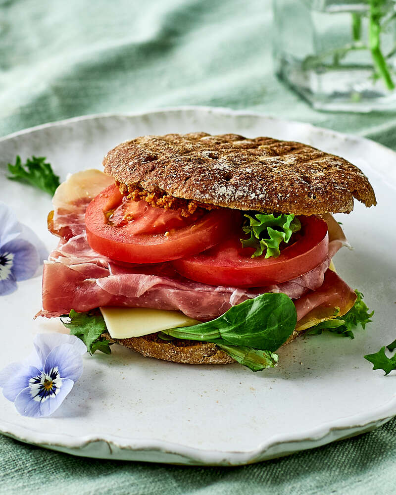 Bolle med lufttørret skinke, ost og pesto - Sense opskrift