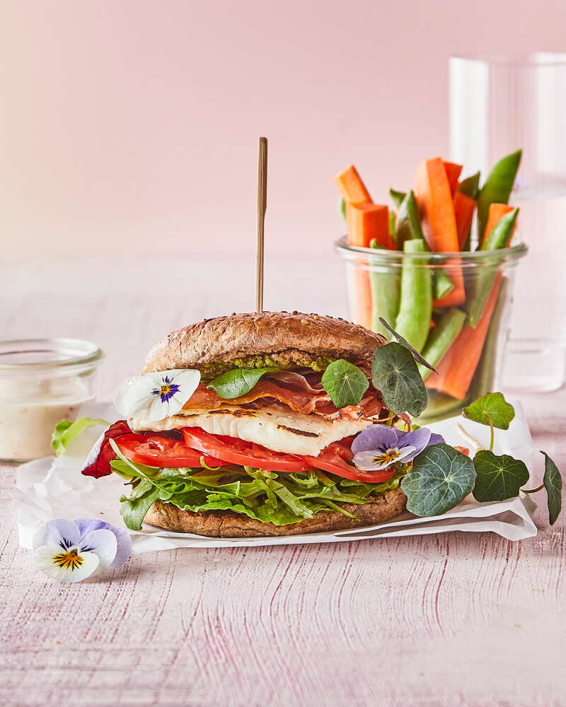 Halloumiburger med skinke og pesto dertil snacks og dip - Sense opskrift