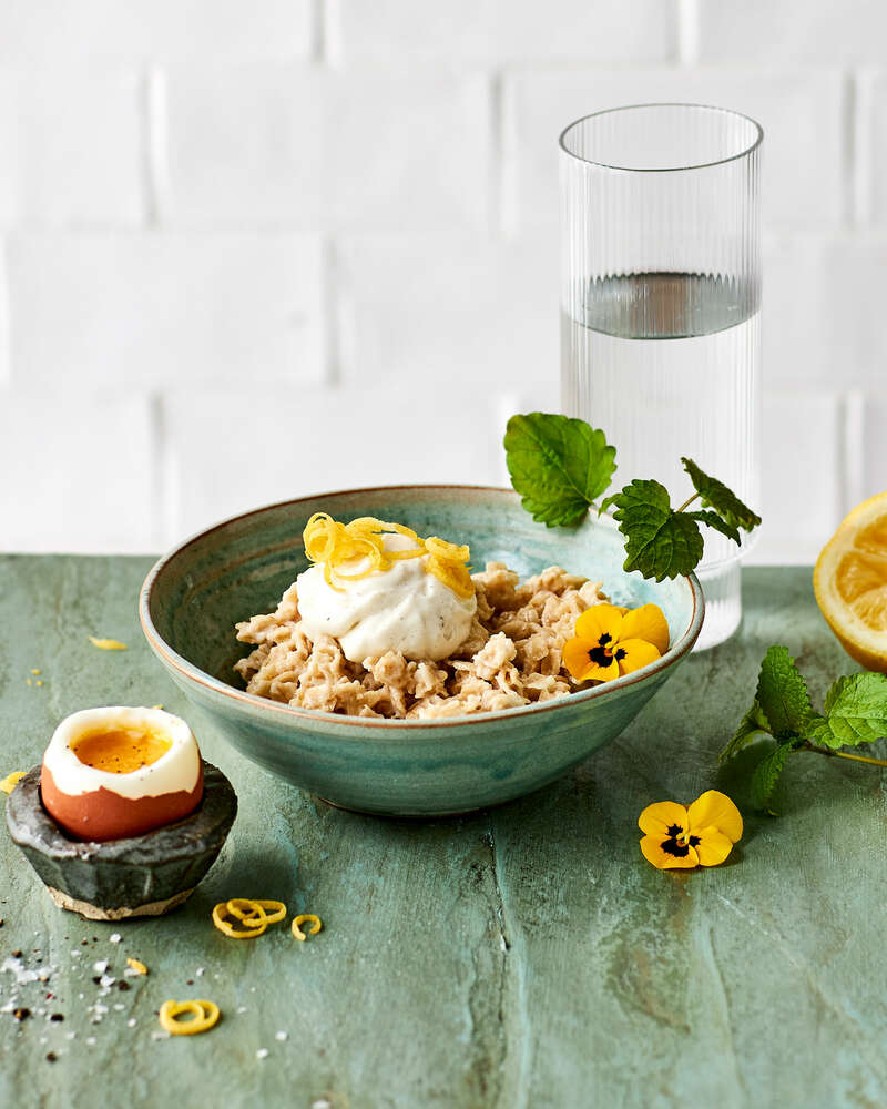 Havregrød med cream cheese topping og blødkogt æg - Sense opskrift