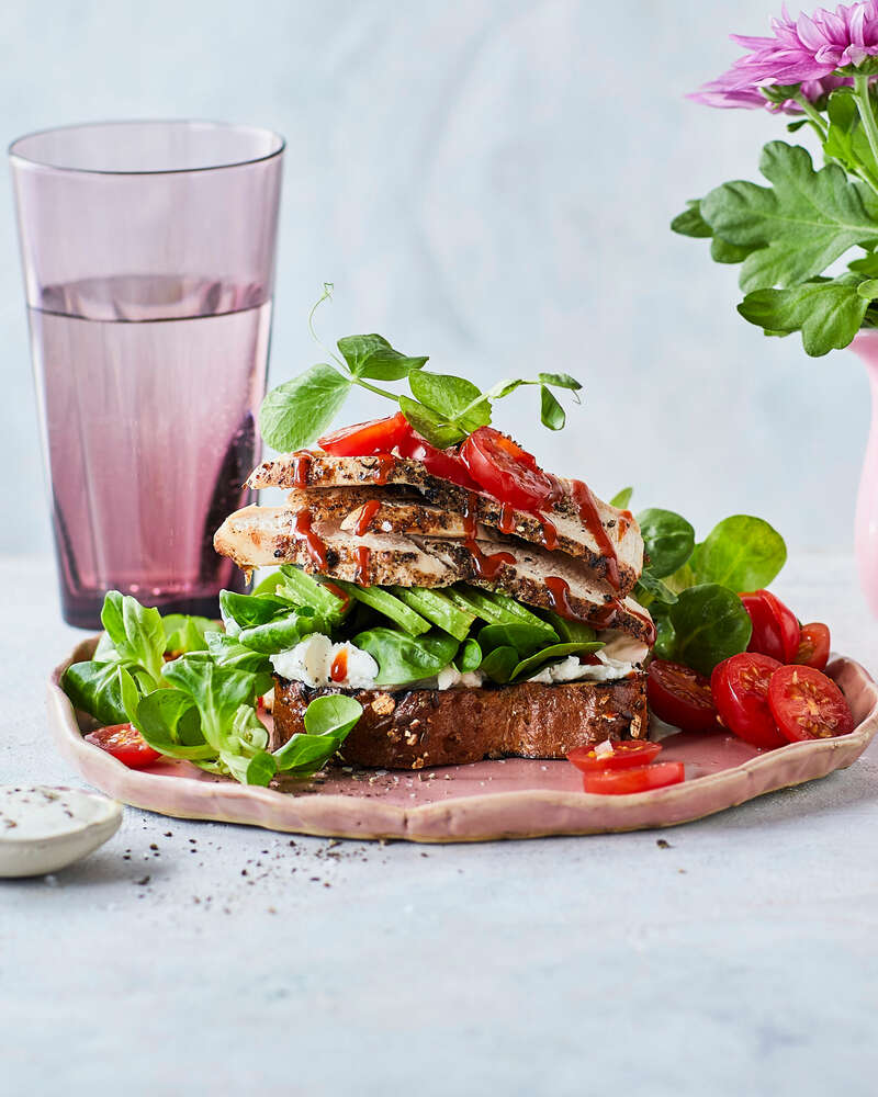 Højtbelagt toastbrød med kylling og avokado - Sense opskrift