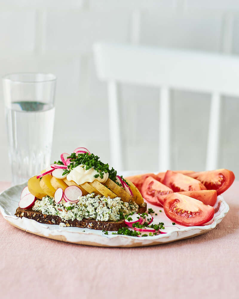 Kartoffelmad med salatostpesto, radiser og mayonnaise - Sense opskrift