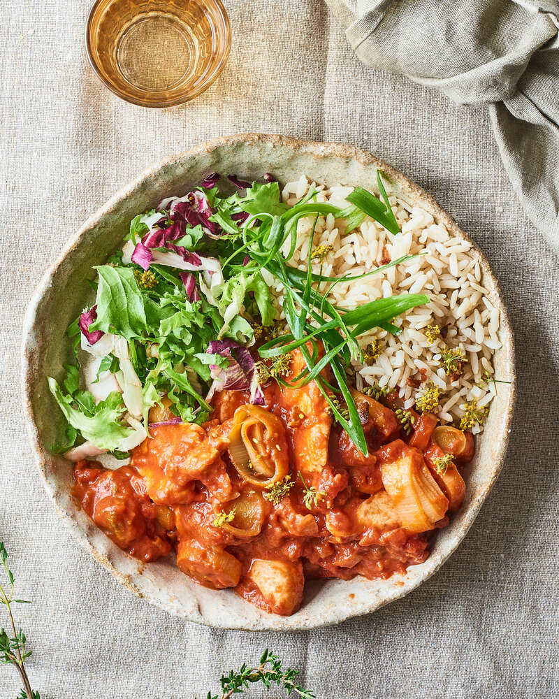 Kylling og bacon i tomatsauce med ris og salat til - Sense opskrift