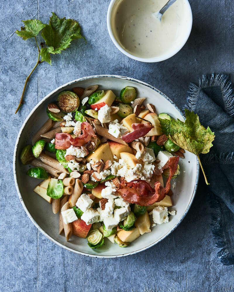 Lun rosenkålssalat med bacon, ost og mandler - Sense opskrift