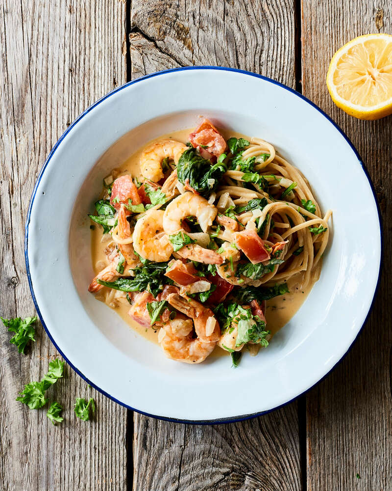 Reje-pasta-ret med tomat og spinat vendt i krydderurter - Sense opskrift