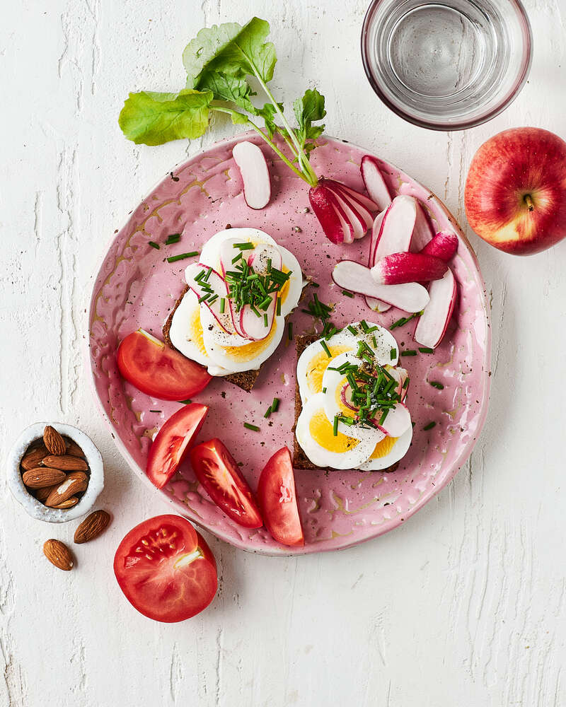 Rugbrød med æg, tomat og radiser - Sense opskrift