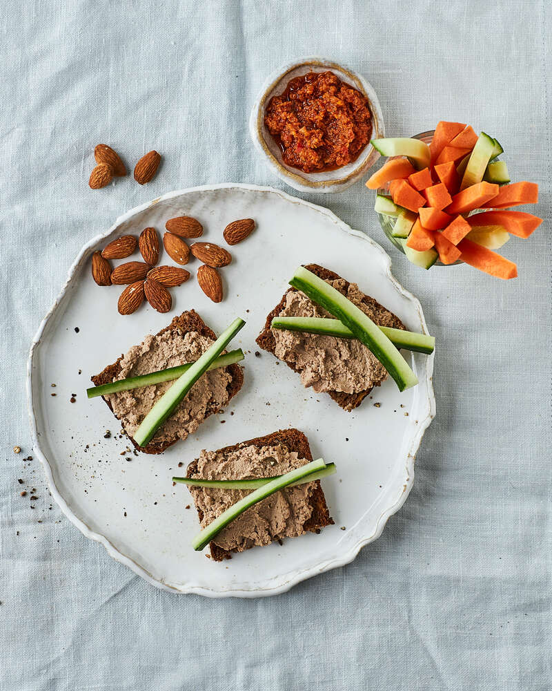 Rugbrød med leverpostej dertil gulerodsstave med pesto og mandler ...