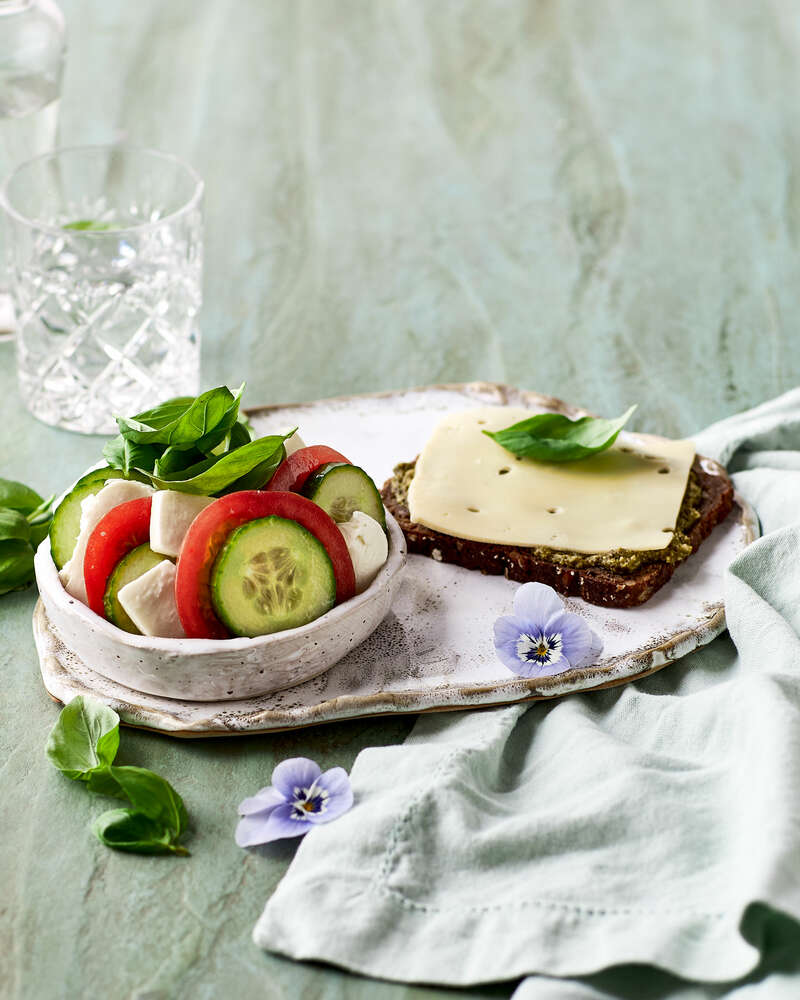 Rugbrød med pesto og ost dertil mozzarellasalat - Sense opskrift