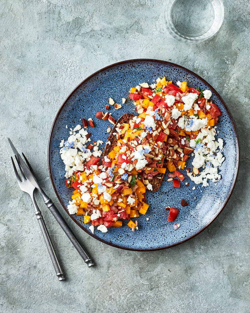 Rugbrødsmad med tomatsalsa, salatost og mandler - Sense opskrift