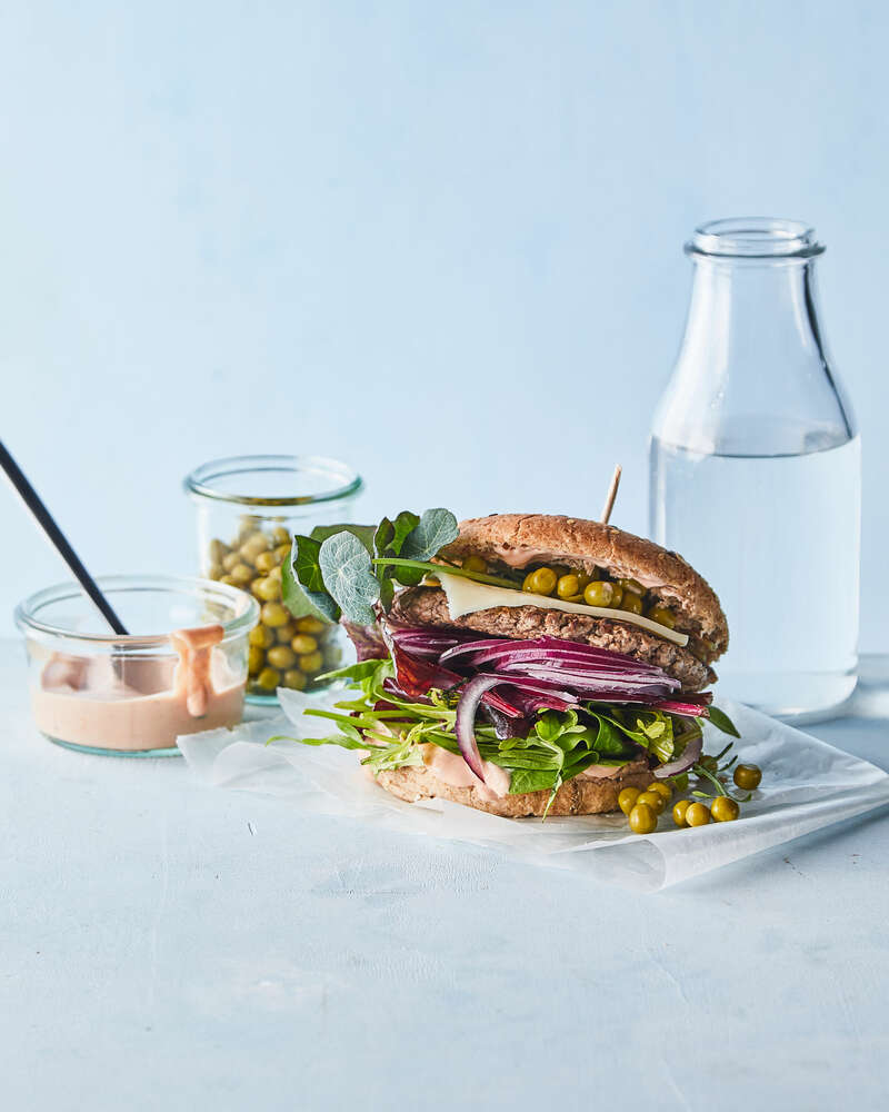 Sommerburger med oksekød, ost og lynsyltede ærter - Sense opskrift