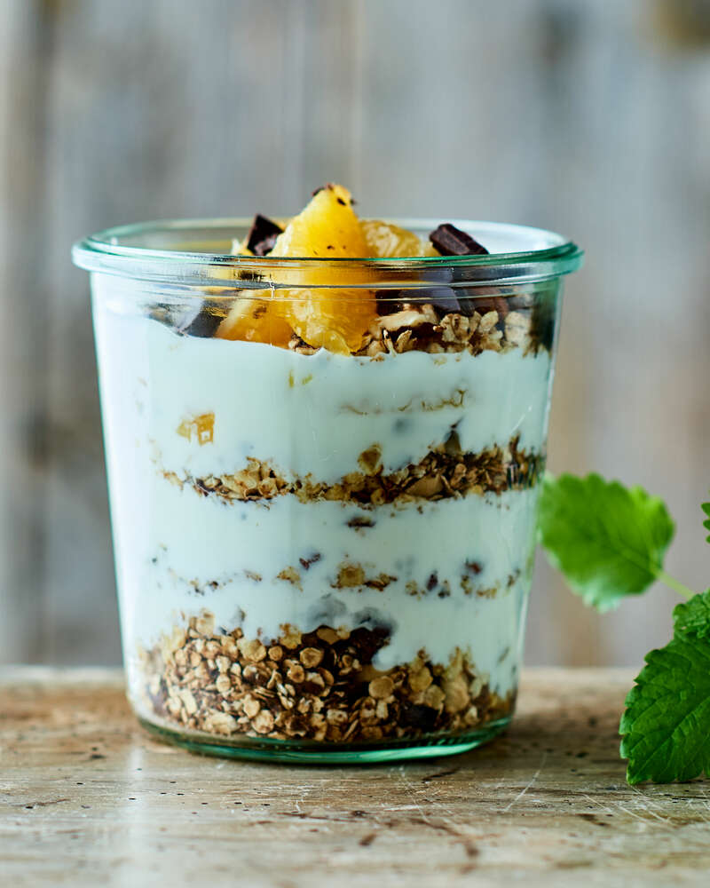 Yoghurt med citrusfrugt og jule-choko-nøddeknas - Sense opskrift