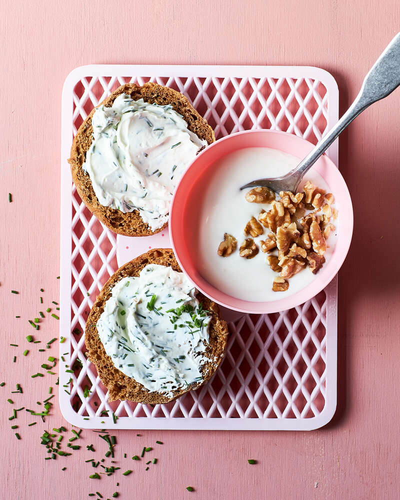 Fuldkornsbolle med friskost dertil yoghurt med valnødder - Sense opskrift