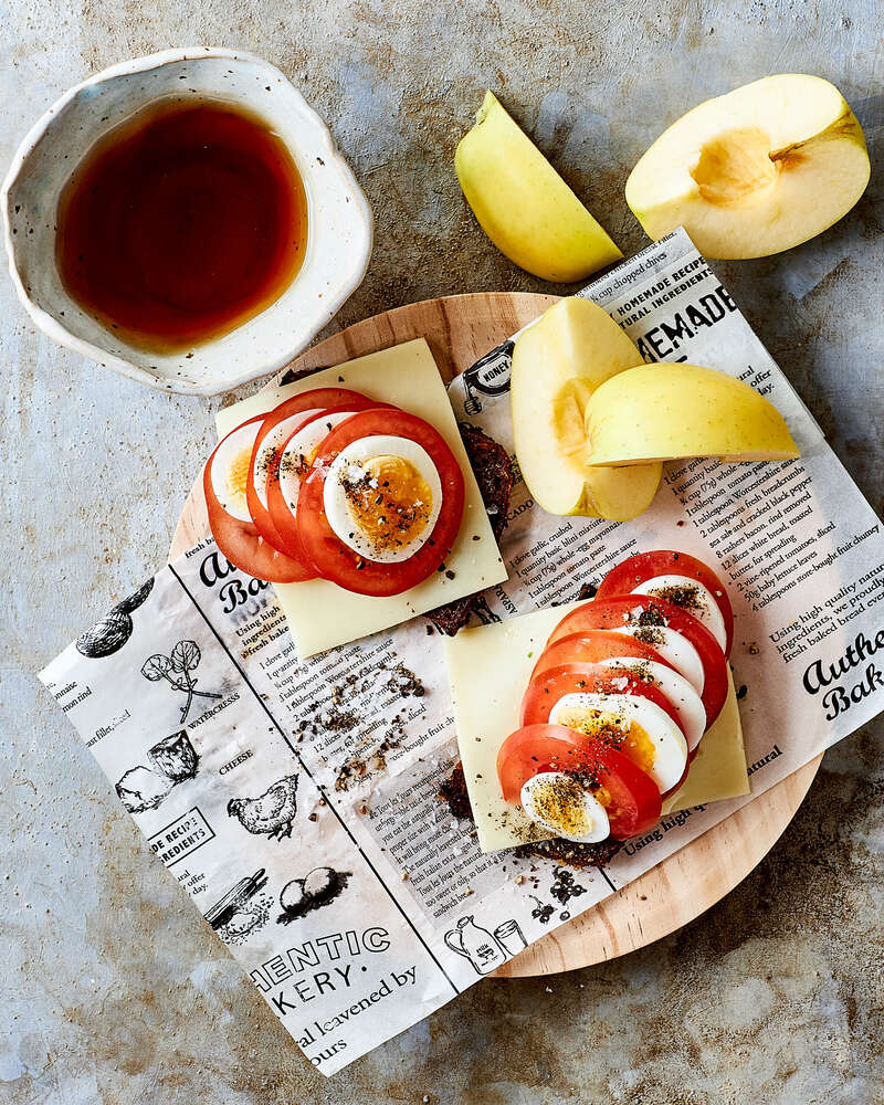 Ristet rugbrød med ost og æg dertil æblesnacks - Sense opskrift