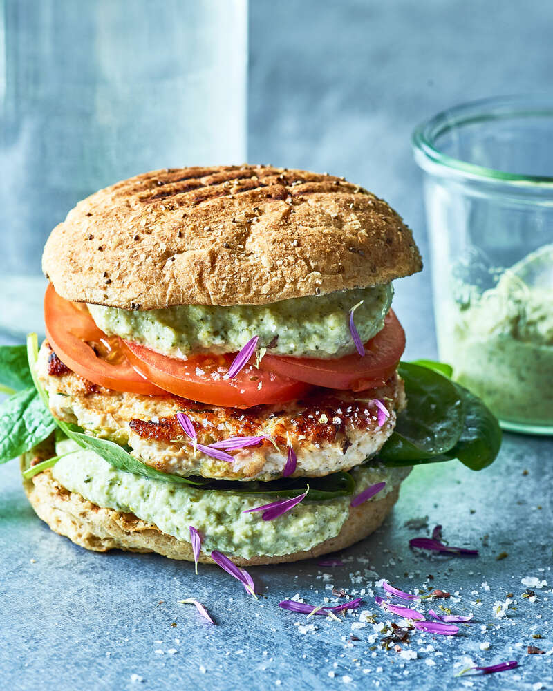 Kyllingeburger med broccomole - Sense opskrift
