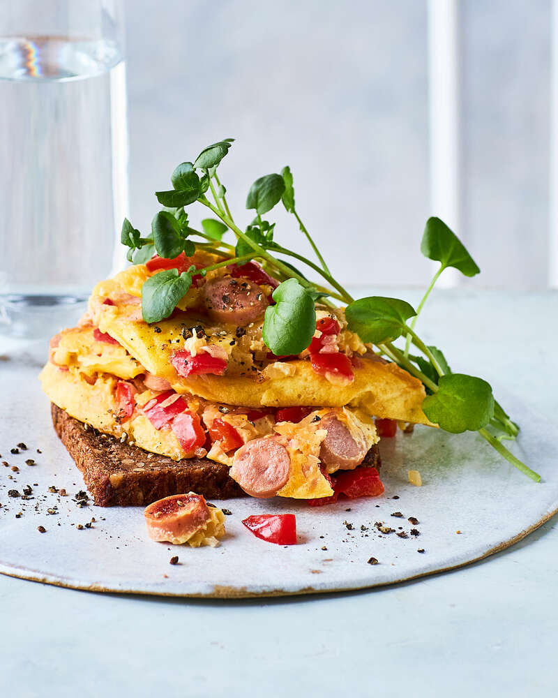 Omelet med pølse på rugbrød - Sense opskrift