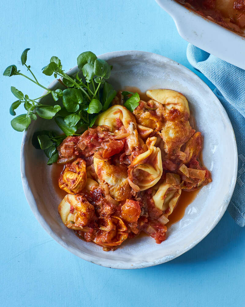 Tortellini i fad med tomat, squash og ost - Sense opskrift