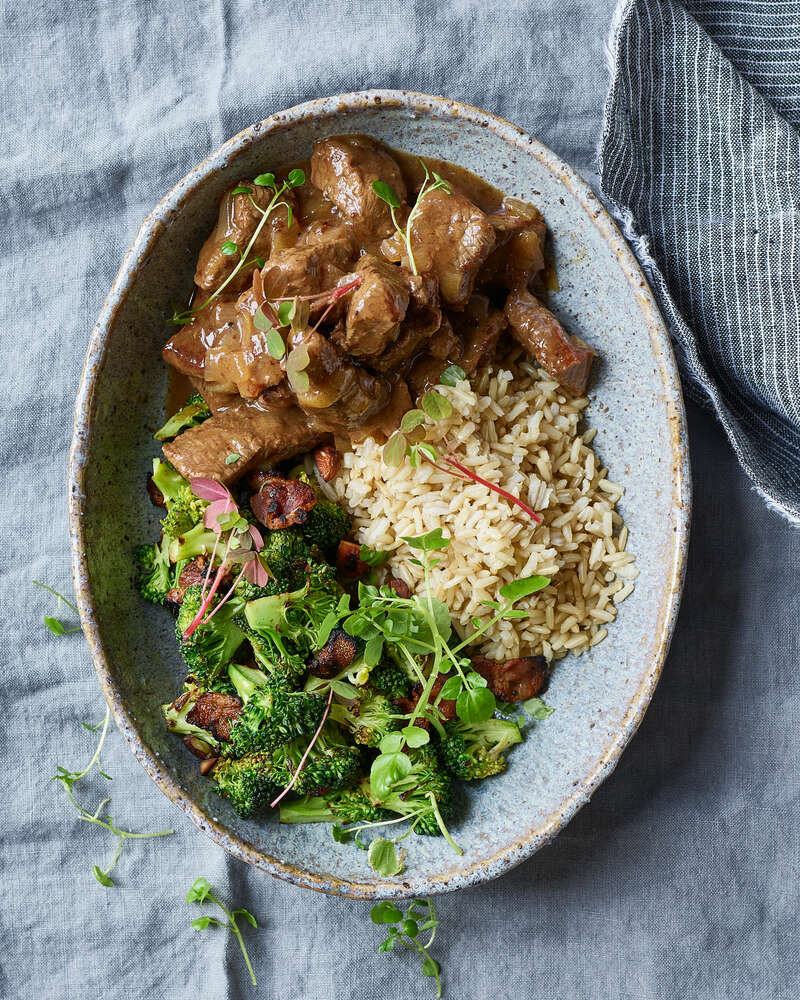 Wok med oksekød, ris og varm broccolisalat - Sense opskrift