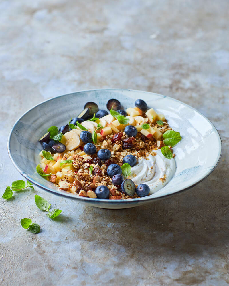 Kardemommeskyr med frugt og hjemmelavet mysli - Sense opskrift