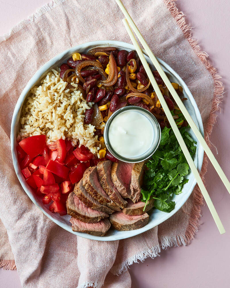 Burritobowl med majs, bønner, tomat og skiveskåret tykstegsbøf - Sense ...