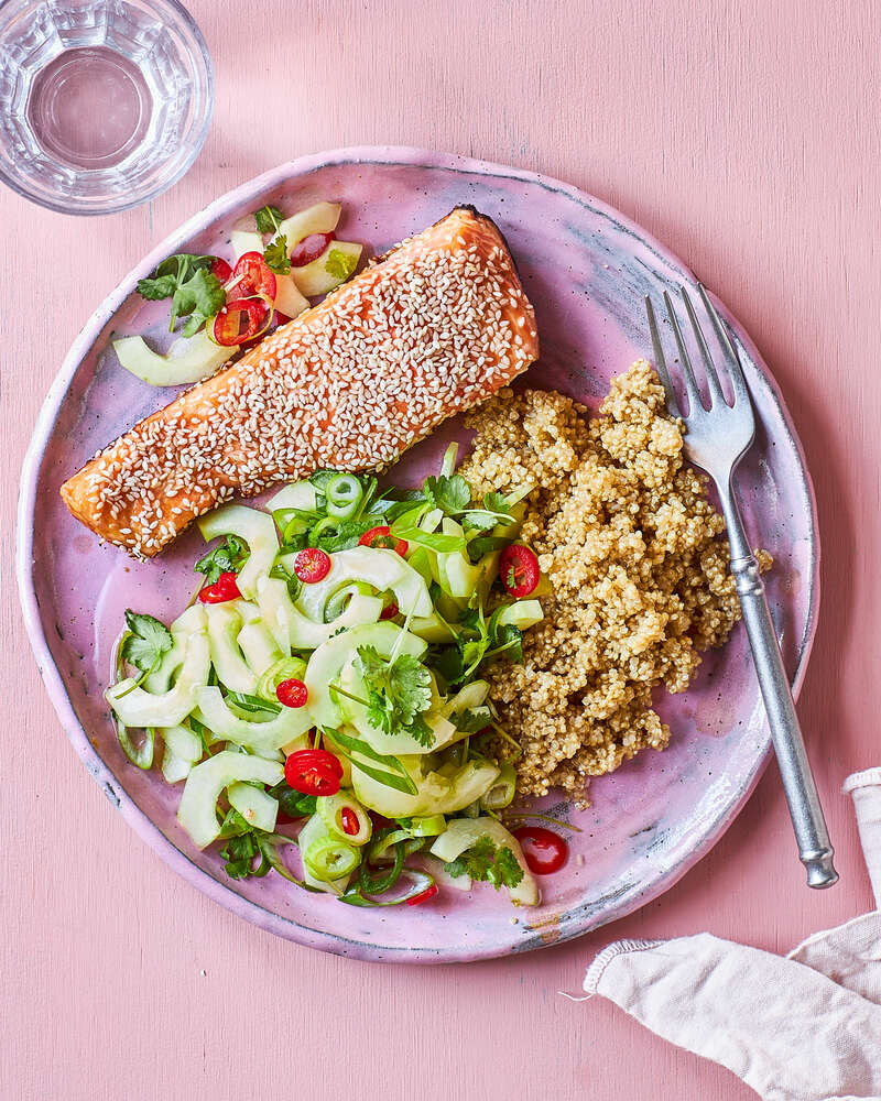 Sojabagt laks med spicy agurke-quinoa salat - Sense opskrift