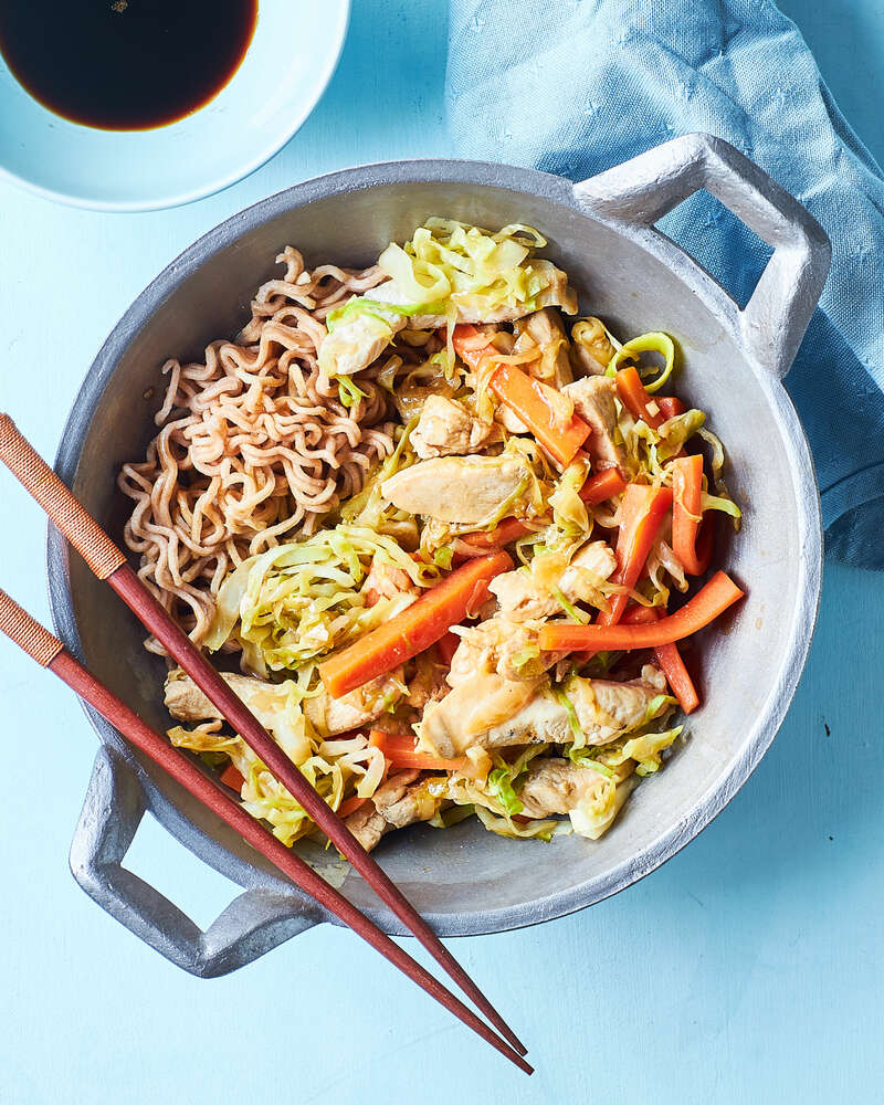 Wok med kylling, kål, porre og gulerod med nudler - Sense opskrift