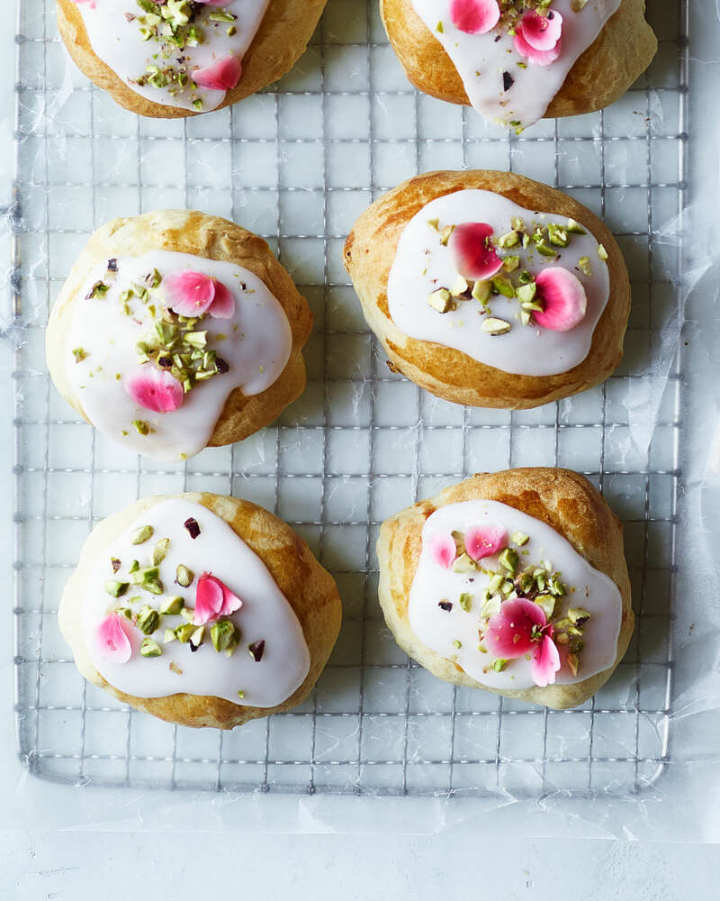 Fastelavnsboller med lys glasur og pistacienødder - Sense opskrift