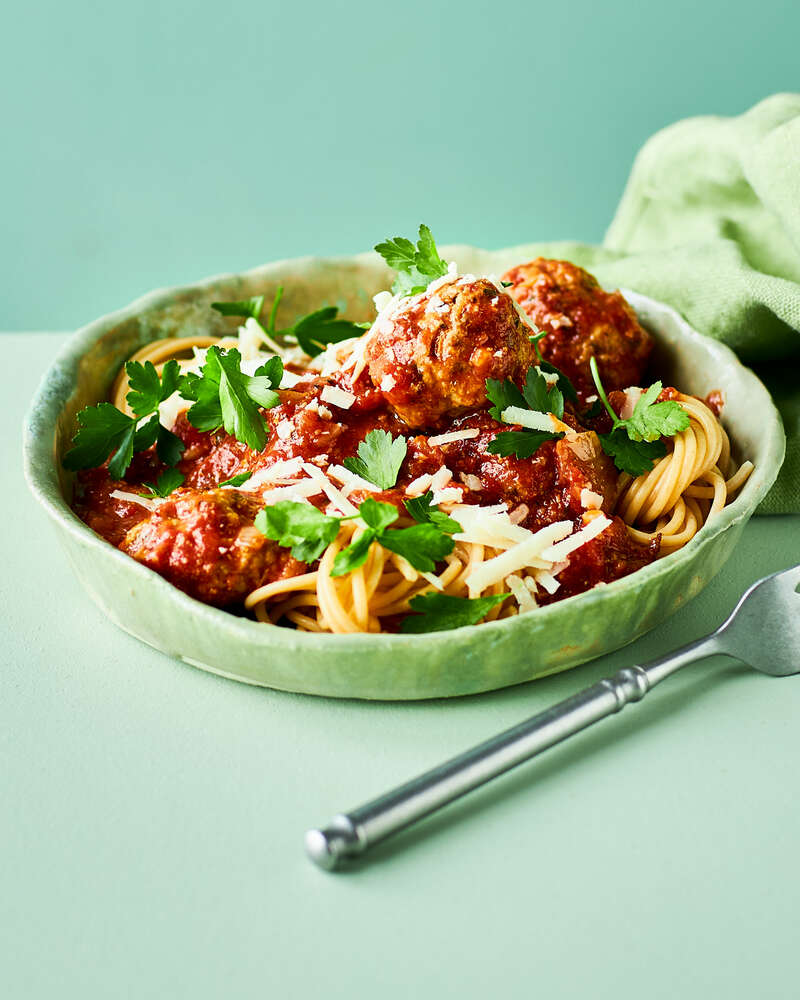 Italienske kødboller med tomatsauce toppet med parmesan og persille ...