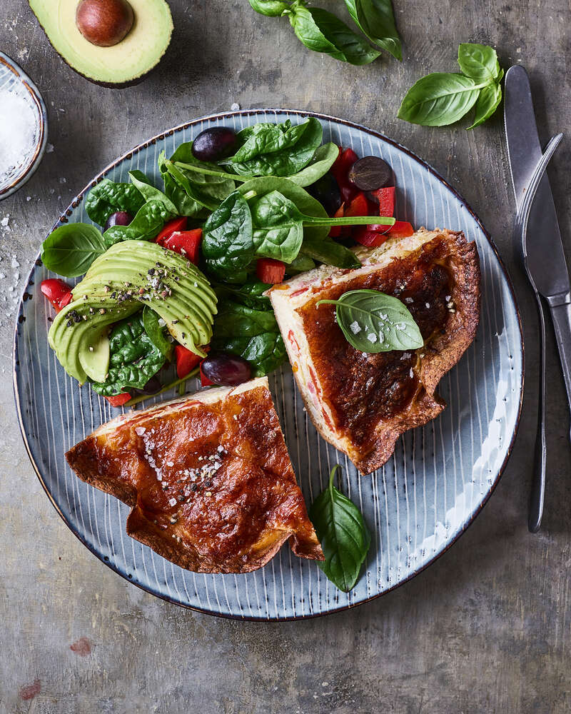 Tortillatærte med bacon, cherrytomater og porre med spinatsalat - Sense ...