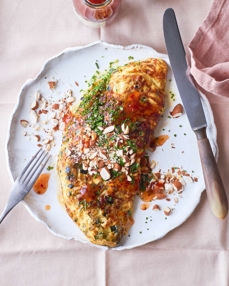 Omelet med squash toppet med mandler og sur-sød sauce - Sense opskrift