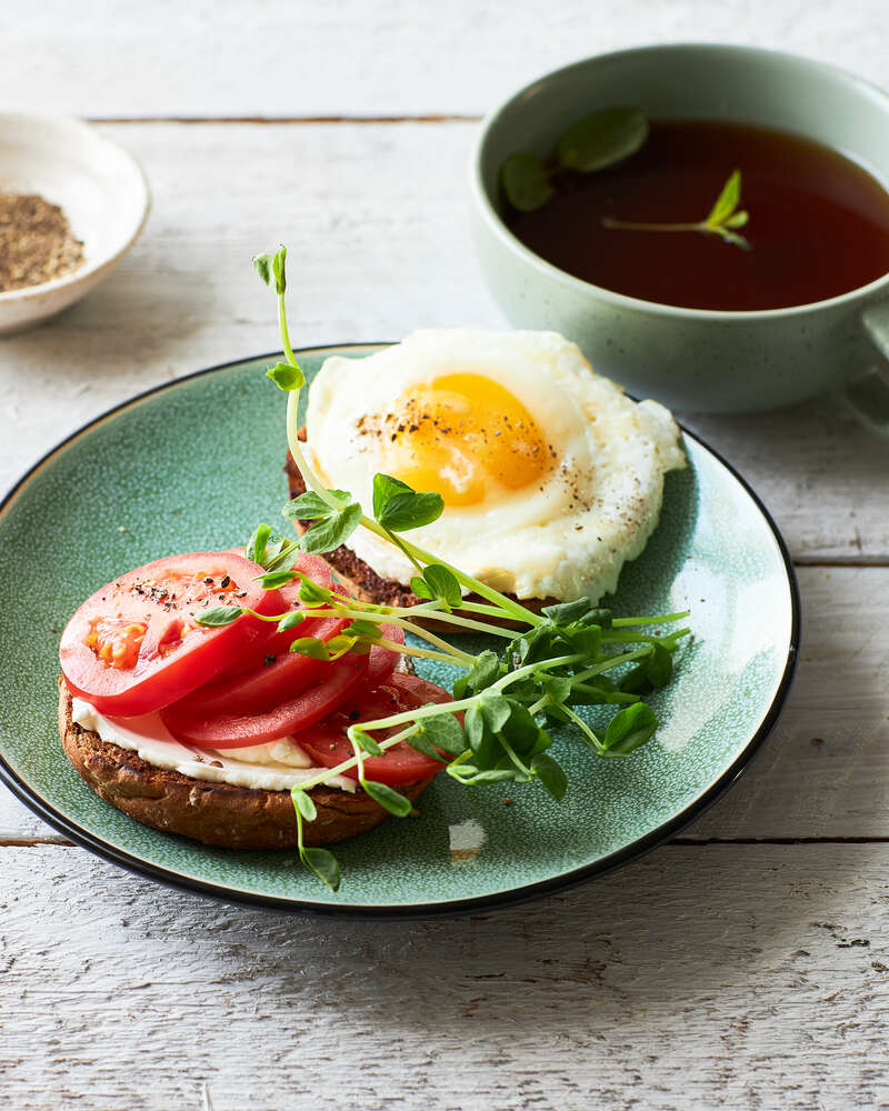 Ristet bolle med flødeost, spejlæg og tomat - Sense opskrift