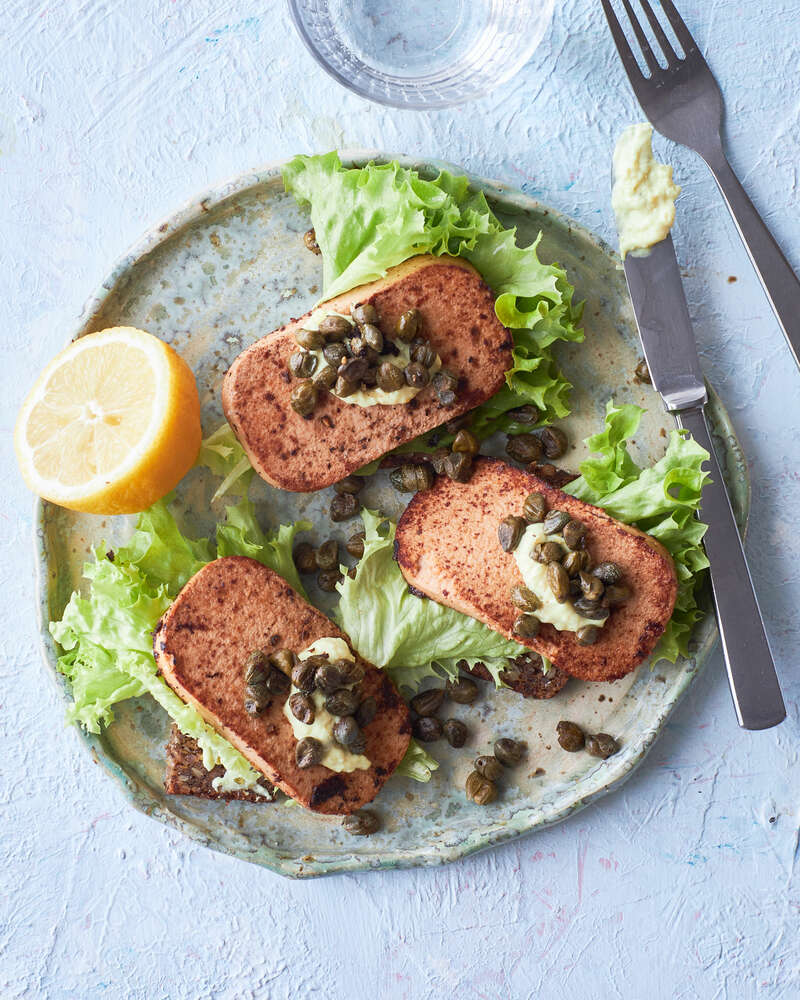 Stegt torskerogn på rugbrød med kapers - Sense opskrift