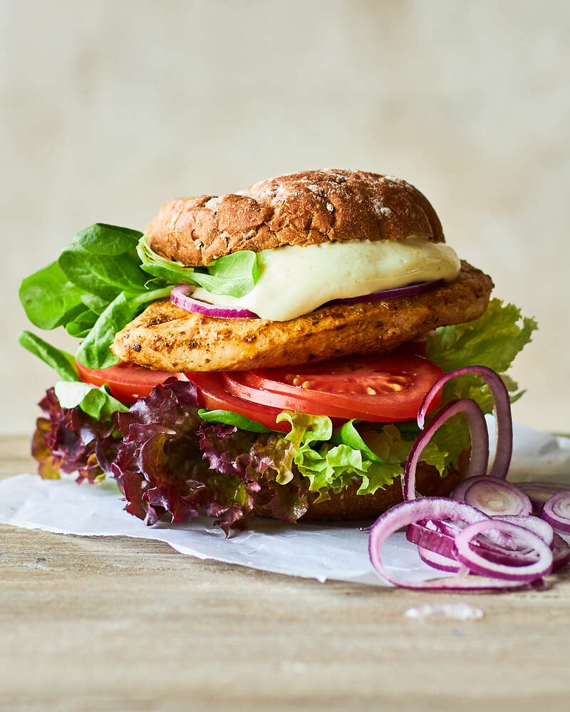 Kyllingeburger med tomat, salat og karrydressing - Sense opskrift