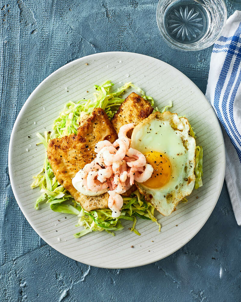 Fiskefilet på lynmarineret spidskål toppet med rejer, mayonnaise og ...