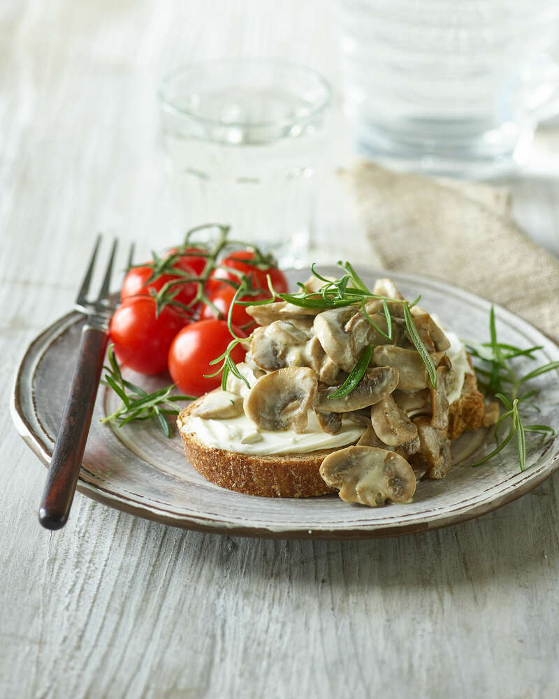 Toast med svampestuvning - Sense opskrift