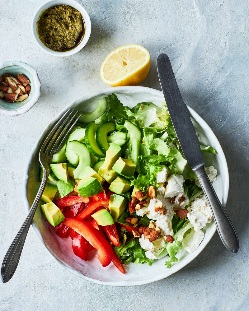 Sprød salat med blød ost toppet med ristede mandler - Sense opskrift