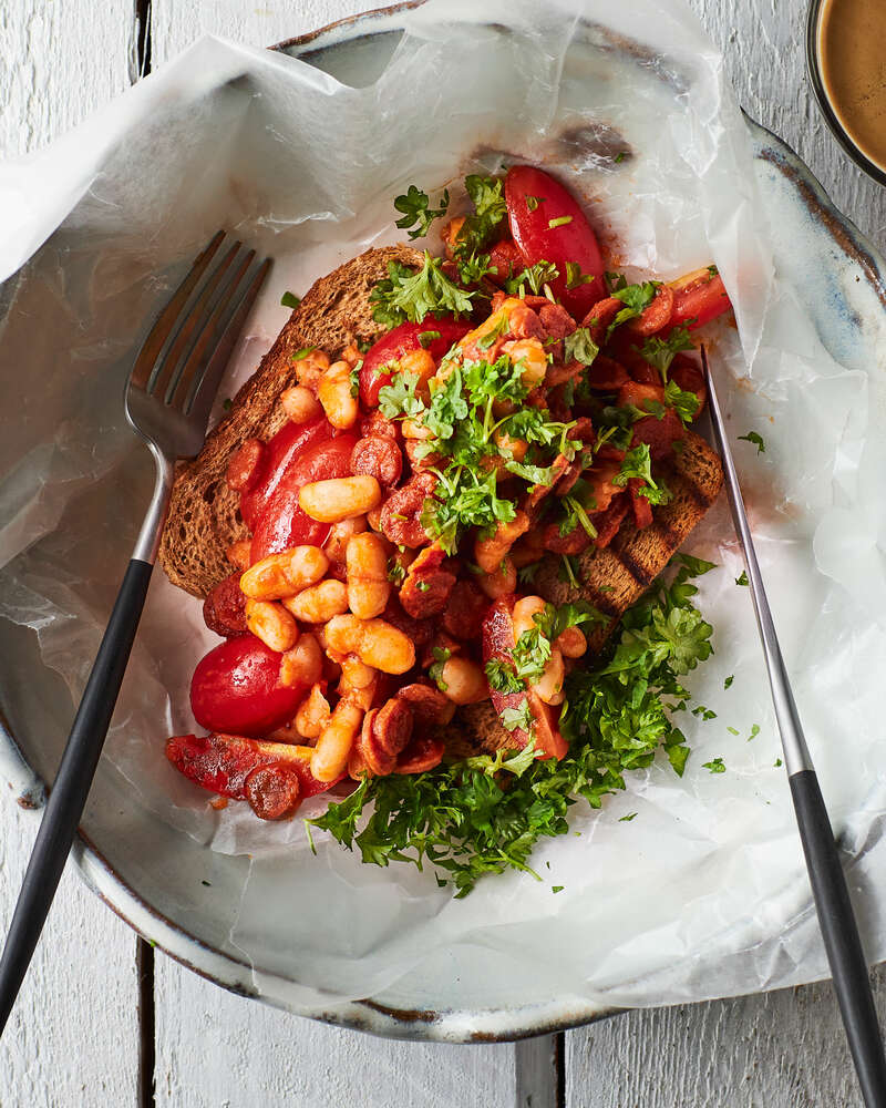 Bønner på toast med cherrytomater og chorizo - Sense opskrift