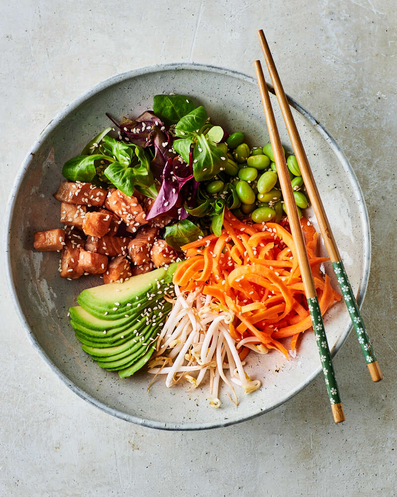 Poke bowl med teriyakilaks og avokado - Sense opskrift