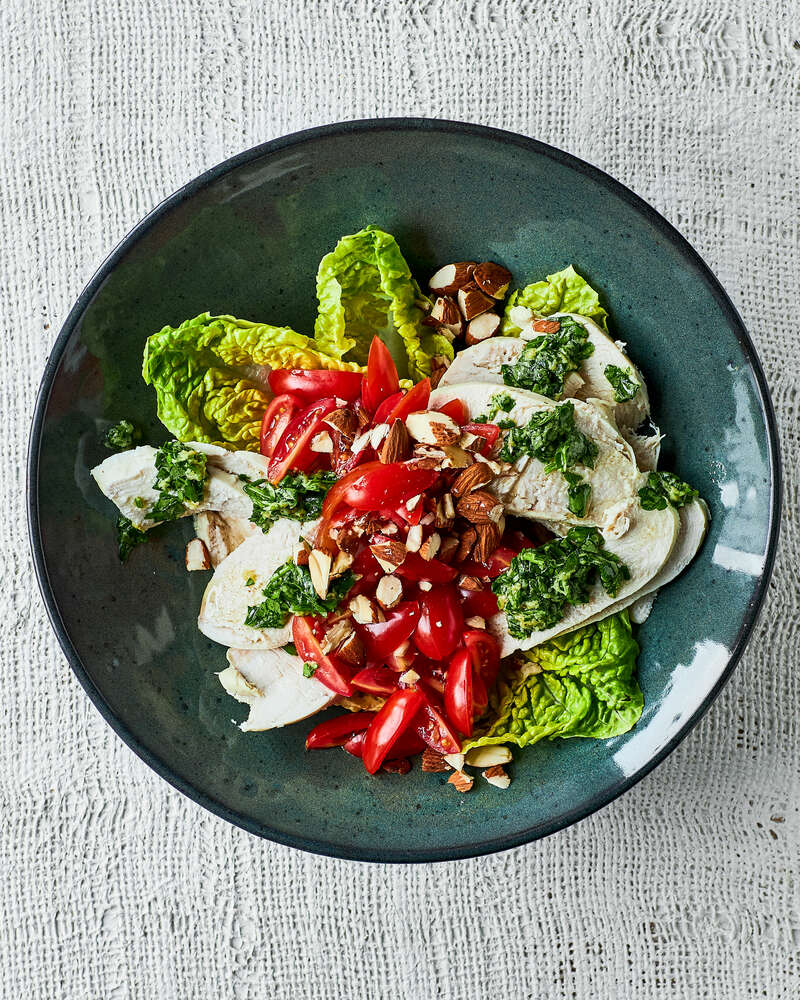 Sprød kyllingesalat med cherrytomater og mandler - Sense opskrift