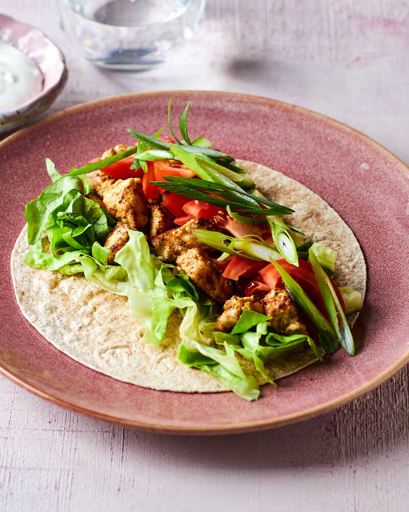 Wrap med krydret kylling, salat, agurk, tomat og dressing - Sense opskrift