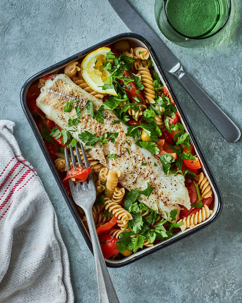 Fiskefad med lyssej, tomat, oliven og peberfrugt med pasta - Sense opskrift