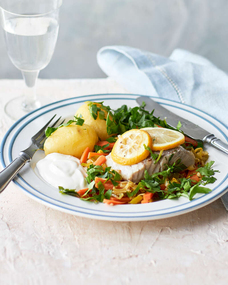 Fiskefad med mørksej, porre, gulerod og hvidvin med kartofler - Sense ...