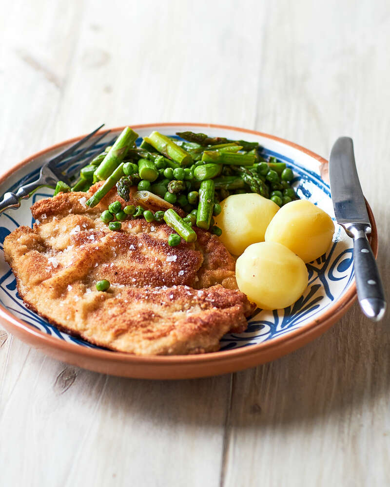 Kyllingeschnitzel med grønne asparges, ærter og kartofler - Sense opskrift
