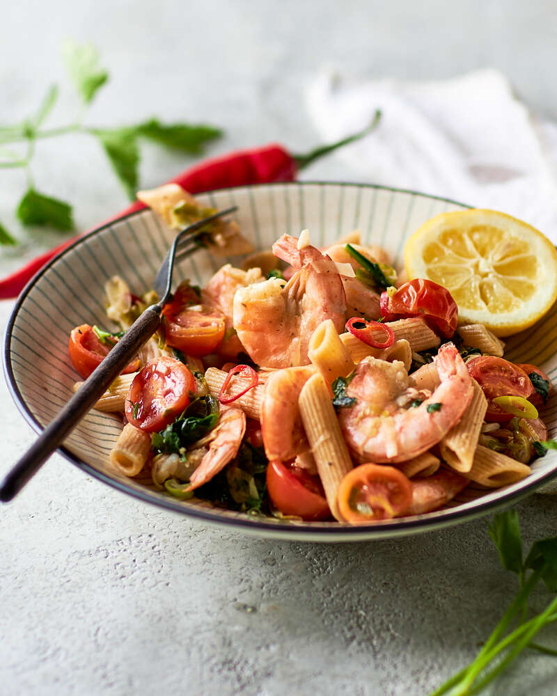 Pasta med rejer, hvidvin, babyspinat og cherrytomater - Sense opskrift