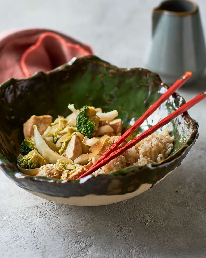 Wok med kylling, broccoli og kinakål - Sense opskrift