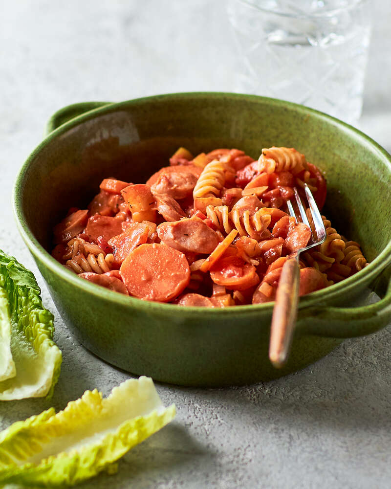 Pølse-pasta-ret med salat - Sense opskrift