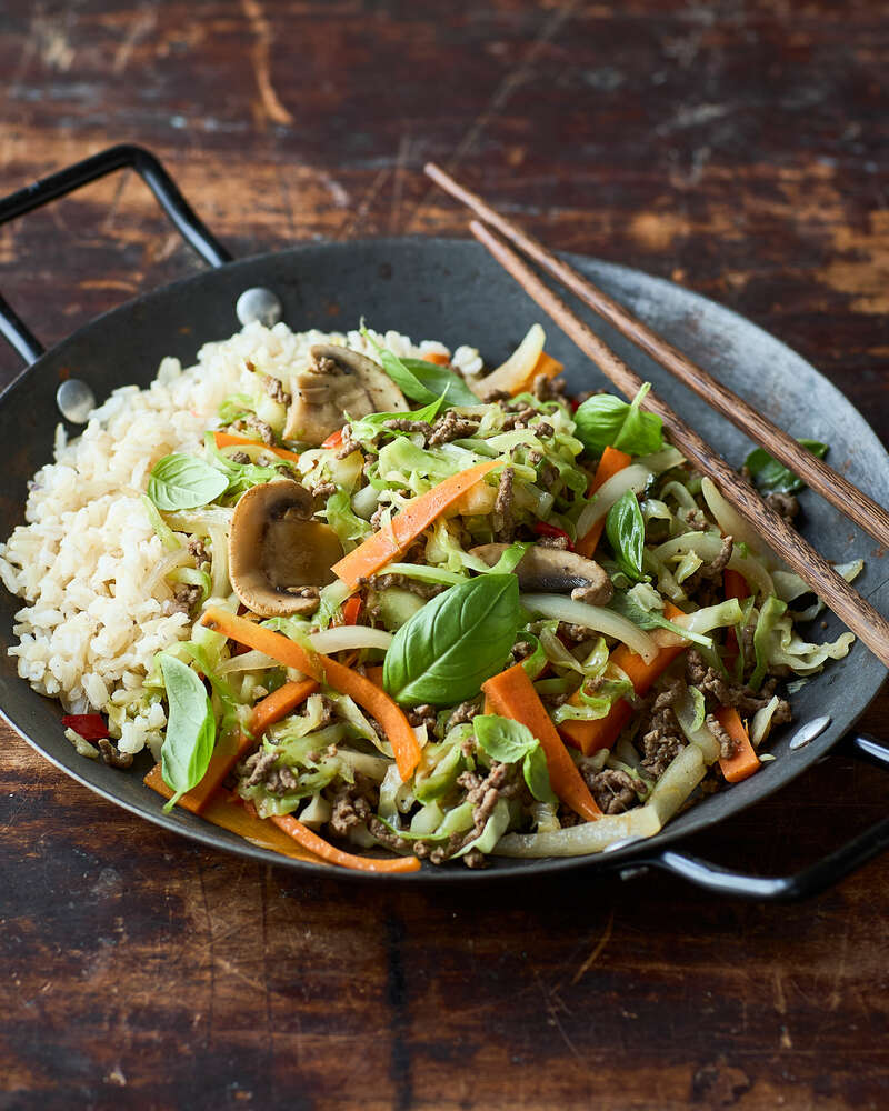Wok med oksekød, spidskål, gulerod, champignon og ris - Sense opskrift
