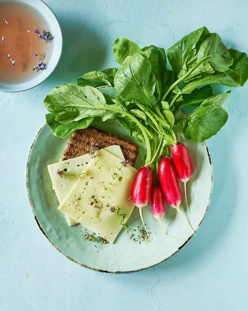 Ristet rugbrød med ost og radiser - Sense opskrift