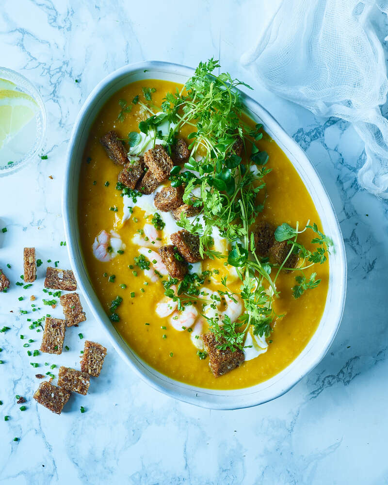 Hokkaidosuppe med rejer og rugbrødsknas - Sense opskrift