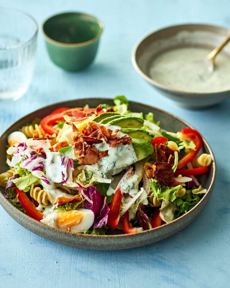 Pastasalat med æg, bacon og dilddressing - Sense opskrift