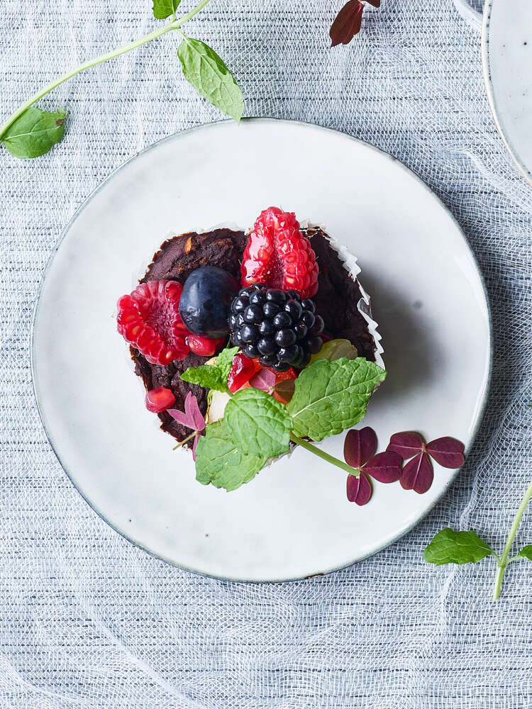 Fiberrige chokolademuffins med sød kartoffel og bær - Sense opskrift